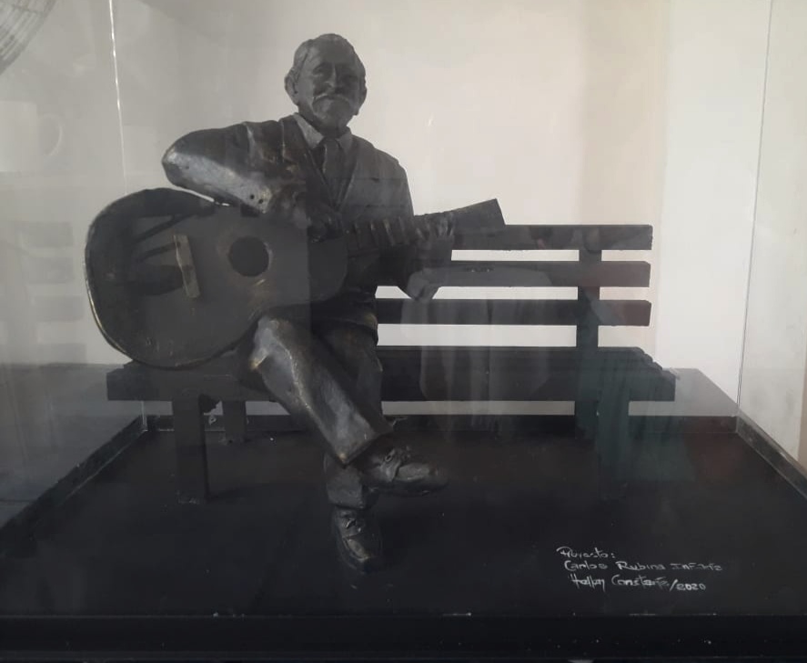 Las manos que crean el monumento a Carlos Rubira Infante
