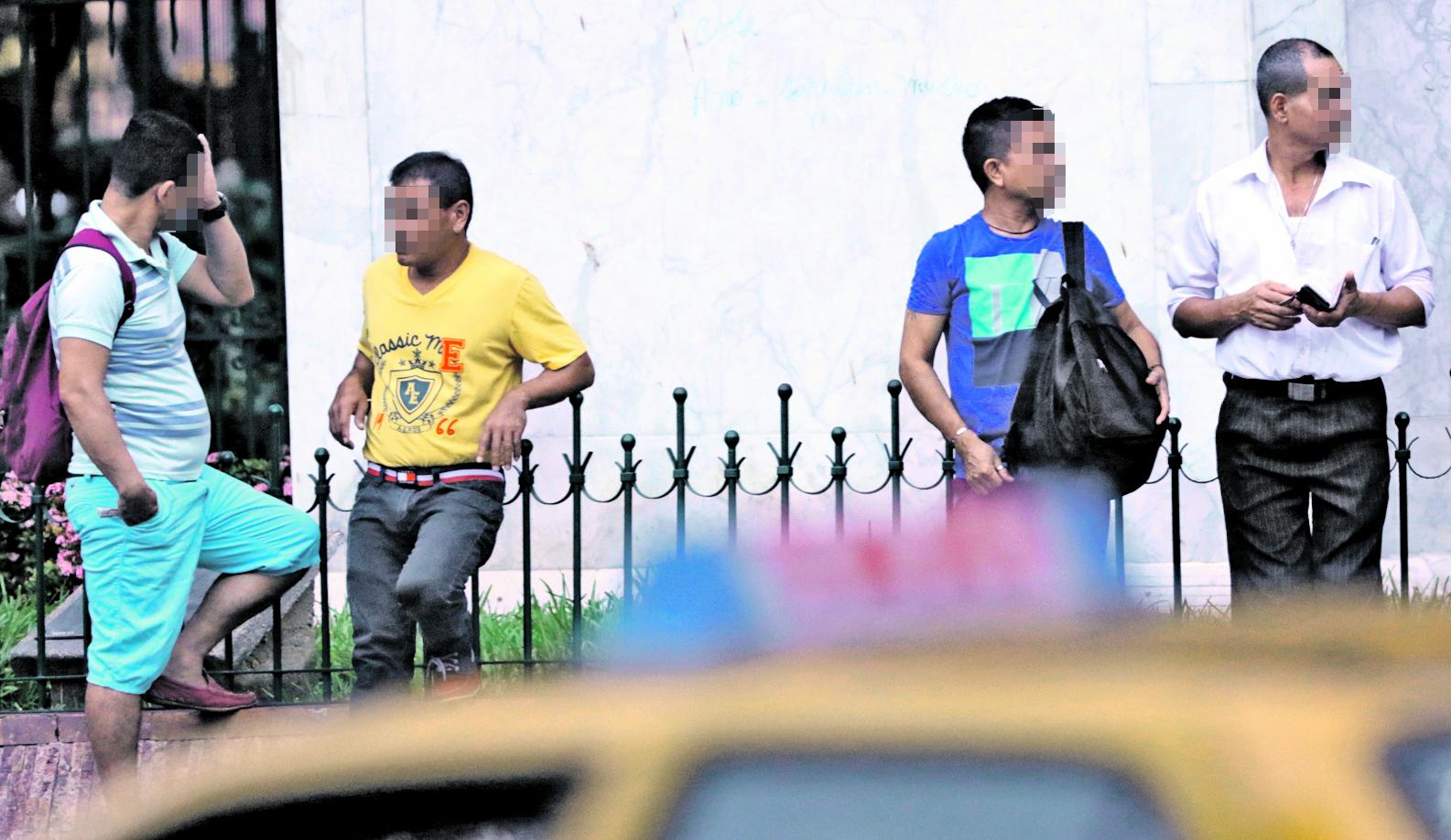 La prostitucion masculina llega a las puertas del casco historico