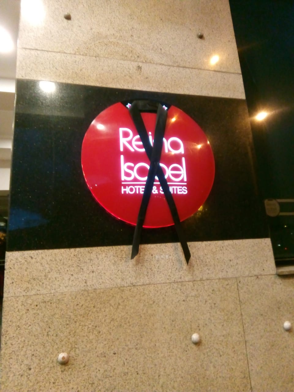 Listones negros que reflejan la crisis que atraviesa el sector hotelero