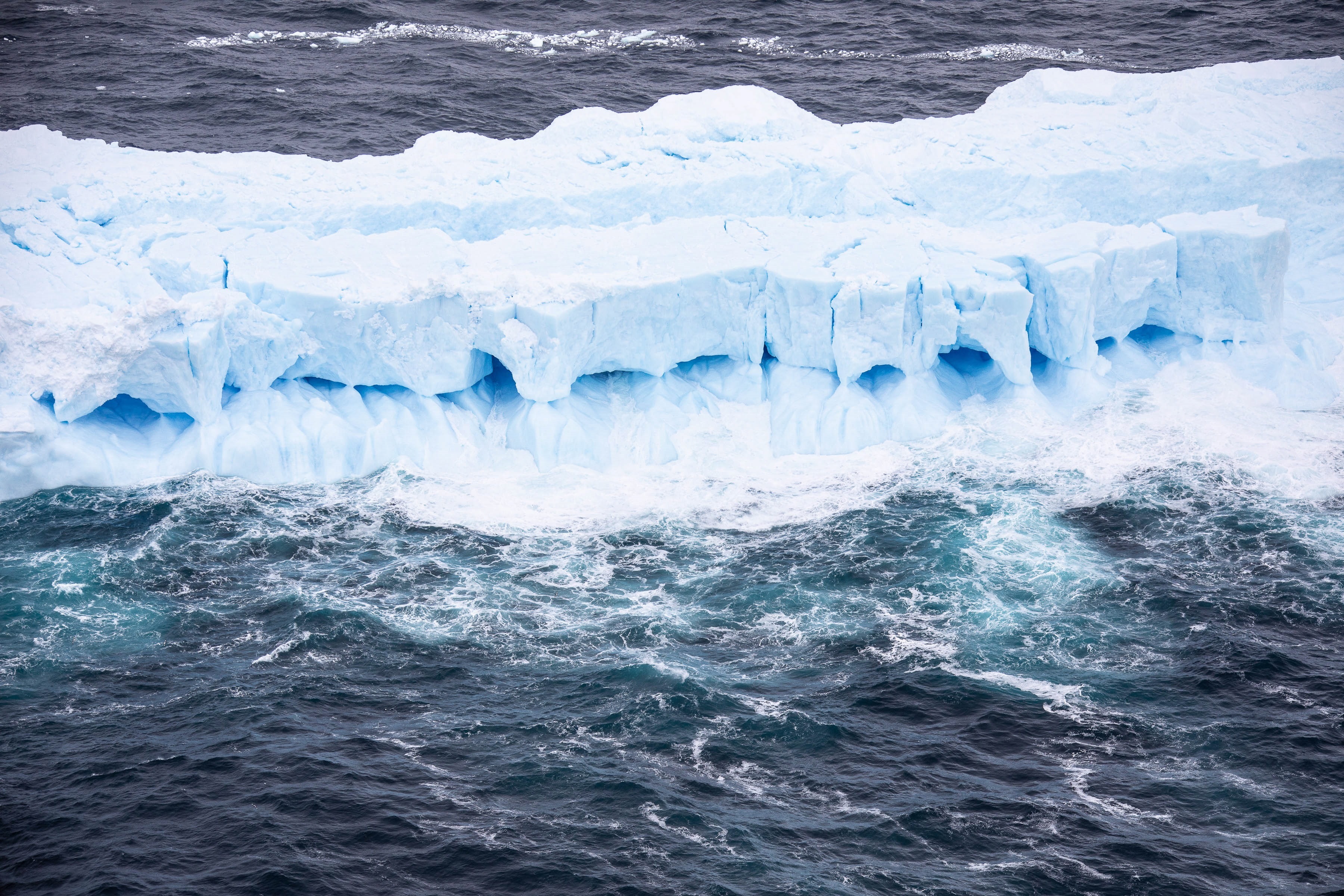El iceberg más grande del mundo se rompe en pedazos