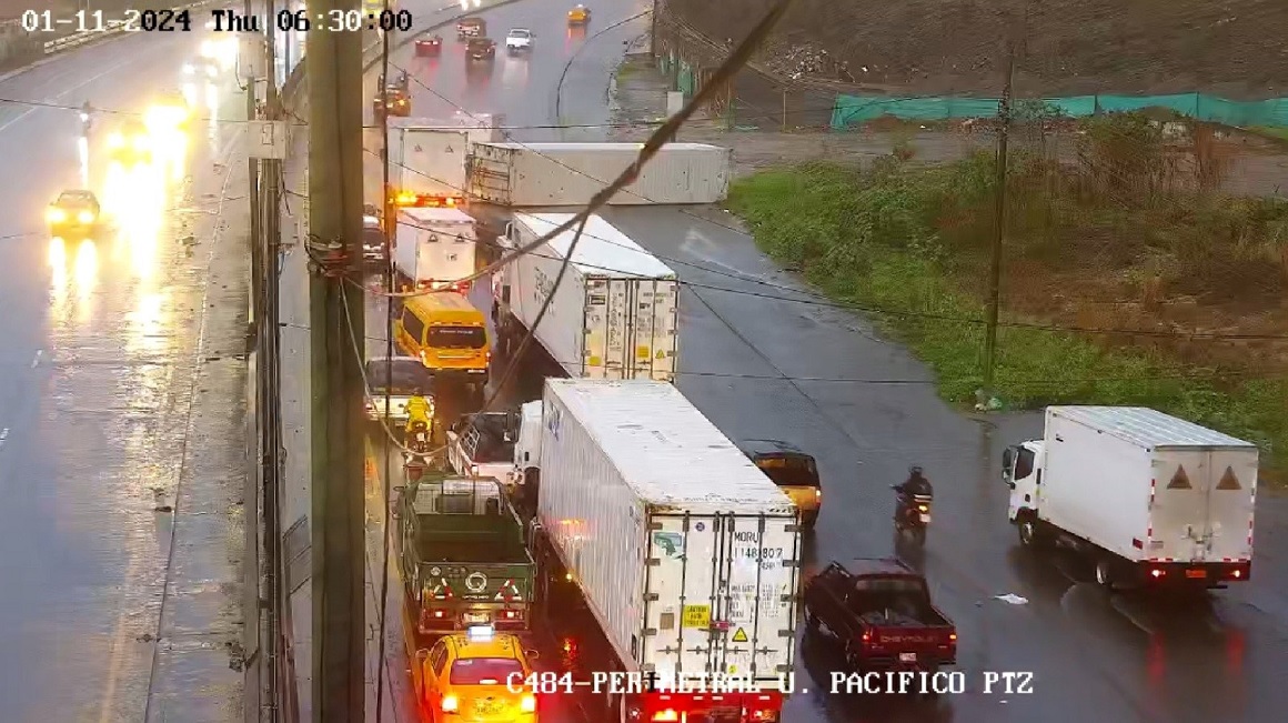 Congestión vehicular en la vía Perimetral por el volcamiento de un ...