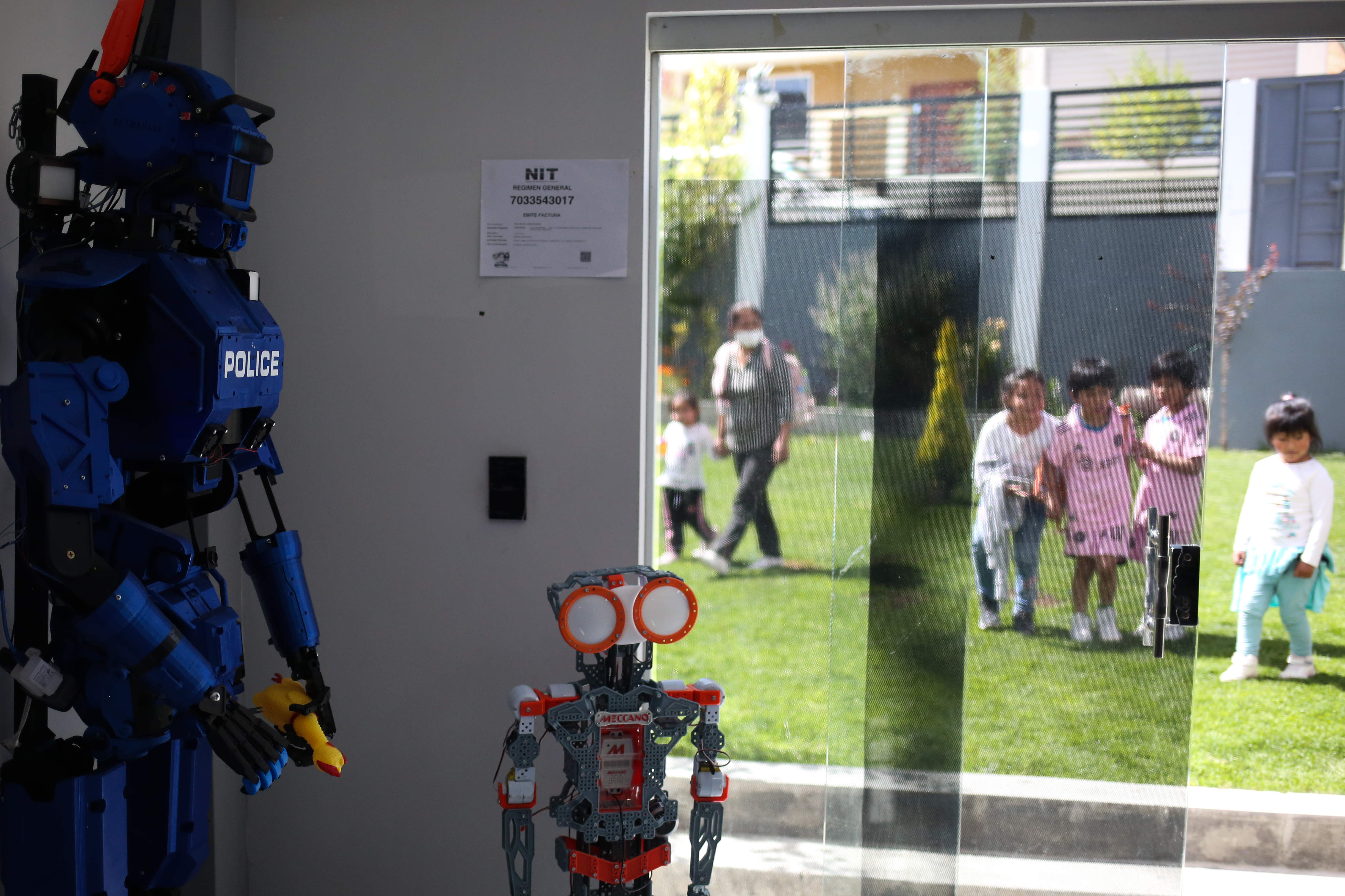Un boliviano creador de prótesis construye un museo de robótica