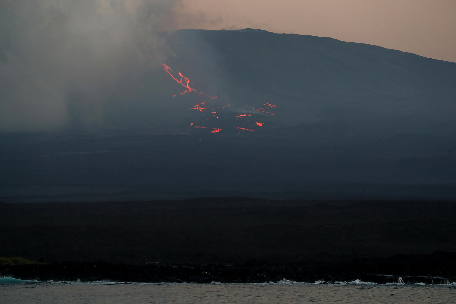 Islas Galápagos: Lava de volcán La Cumbre llega al mar tras 35 días en ...