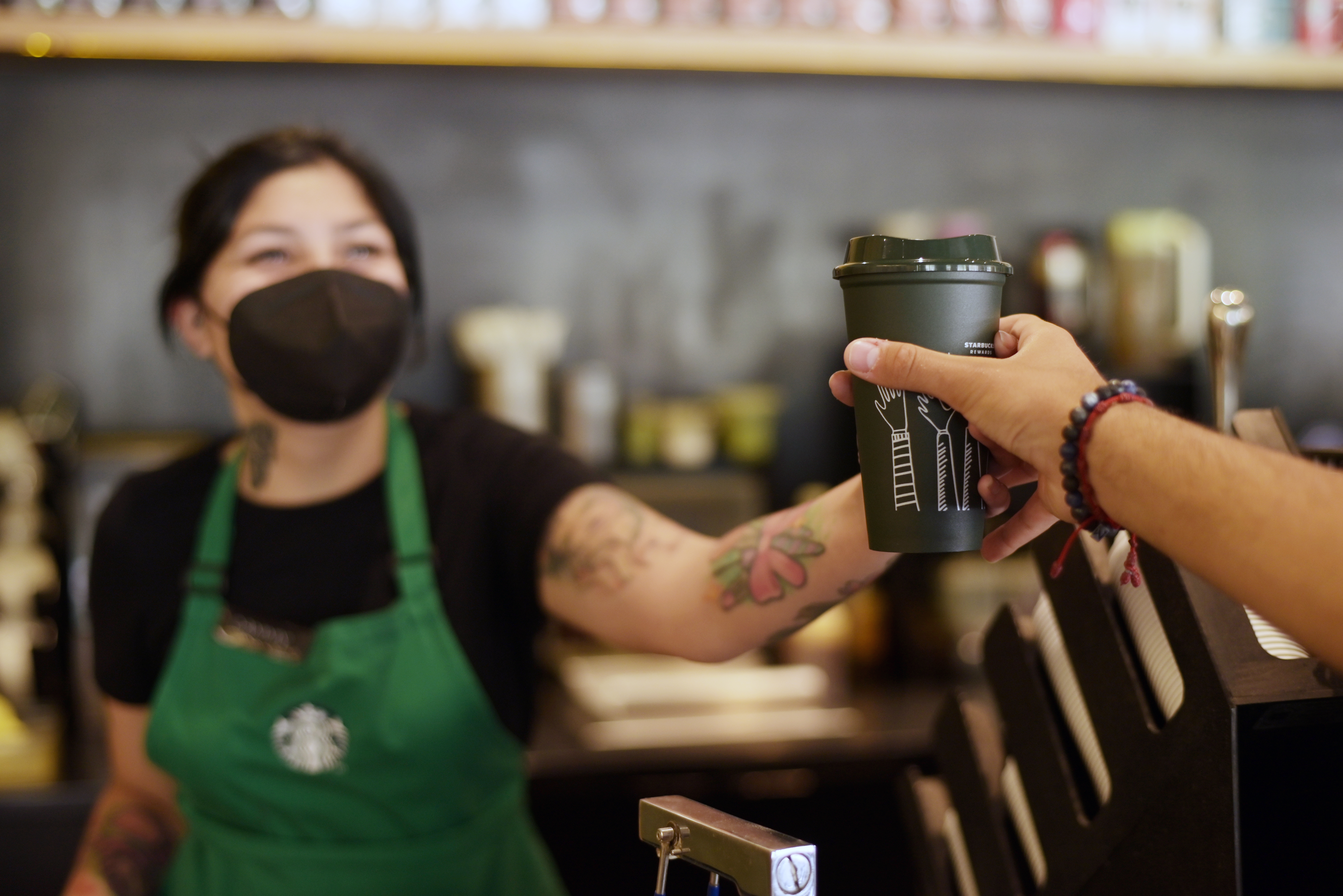 ¿Cuántos locales puede abrir Starbucks en Ecuador?