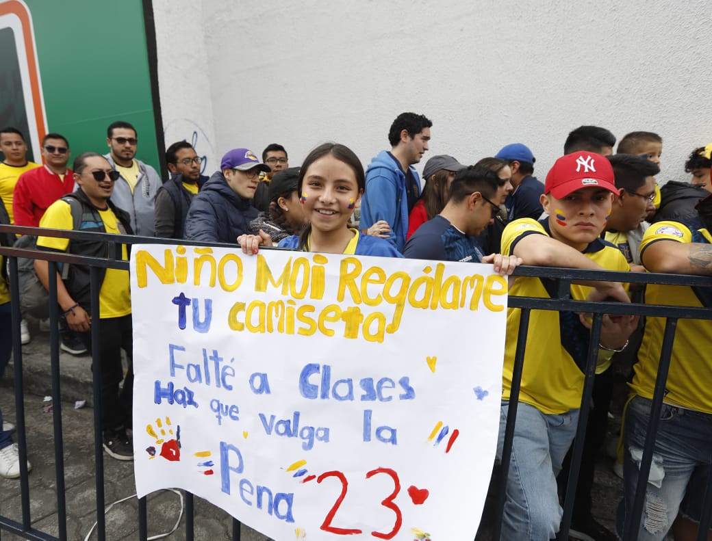 Gustavo Alfaro y el emotivo reencuentro con los futbolistas de Ecuador