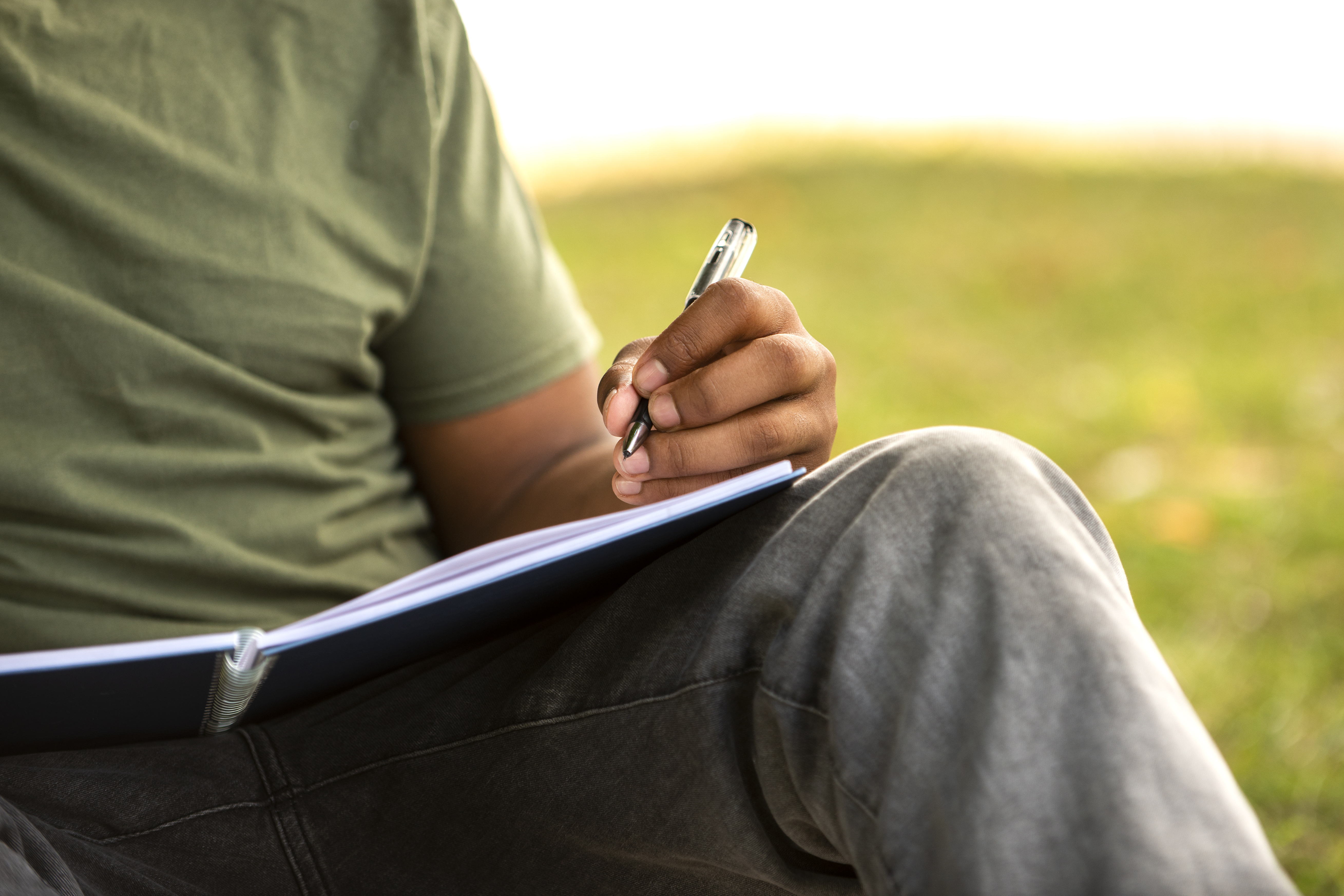 Cómo escribir un libro: Pasos y consejos de expertos en escritura