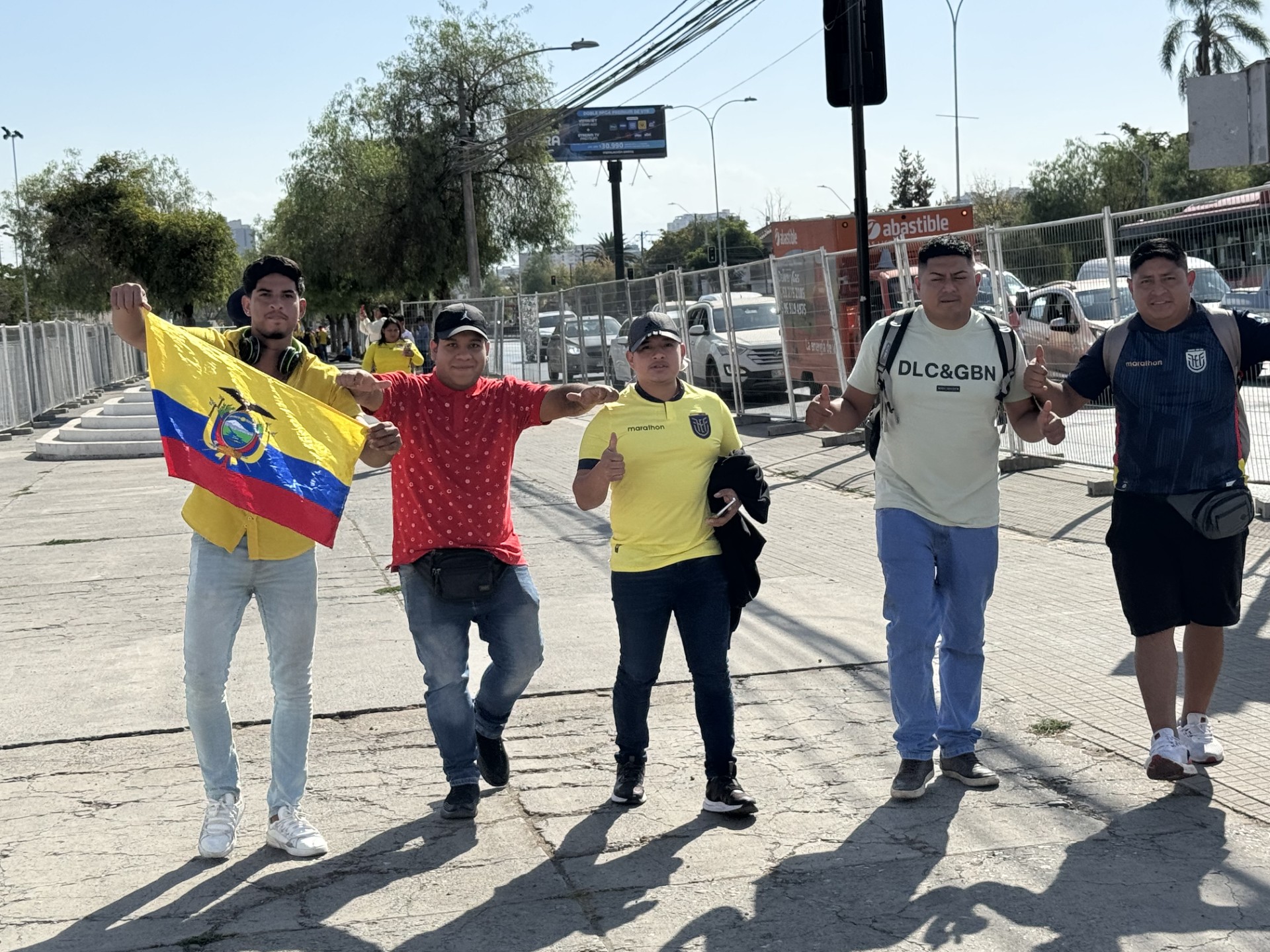 Ecuatorianos, la hinchada que nunca dejó de alentar ante Chile