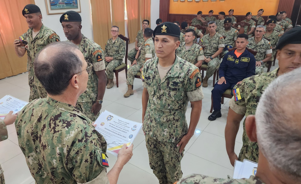 La Armada de Ecuador inicia reclutamiento: Estos son los profesionales ...