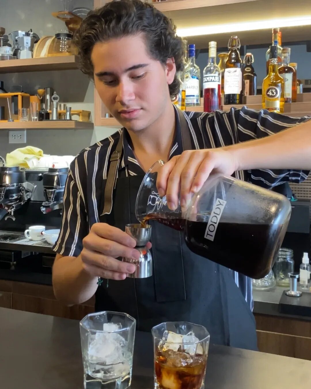 ¿Qué es una Coffee Party? Descubre la moda que combina café, música y ...