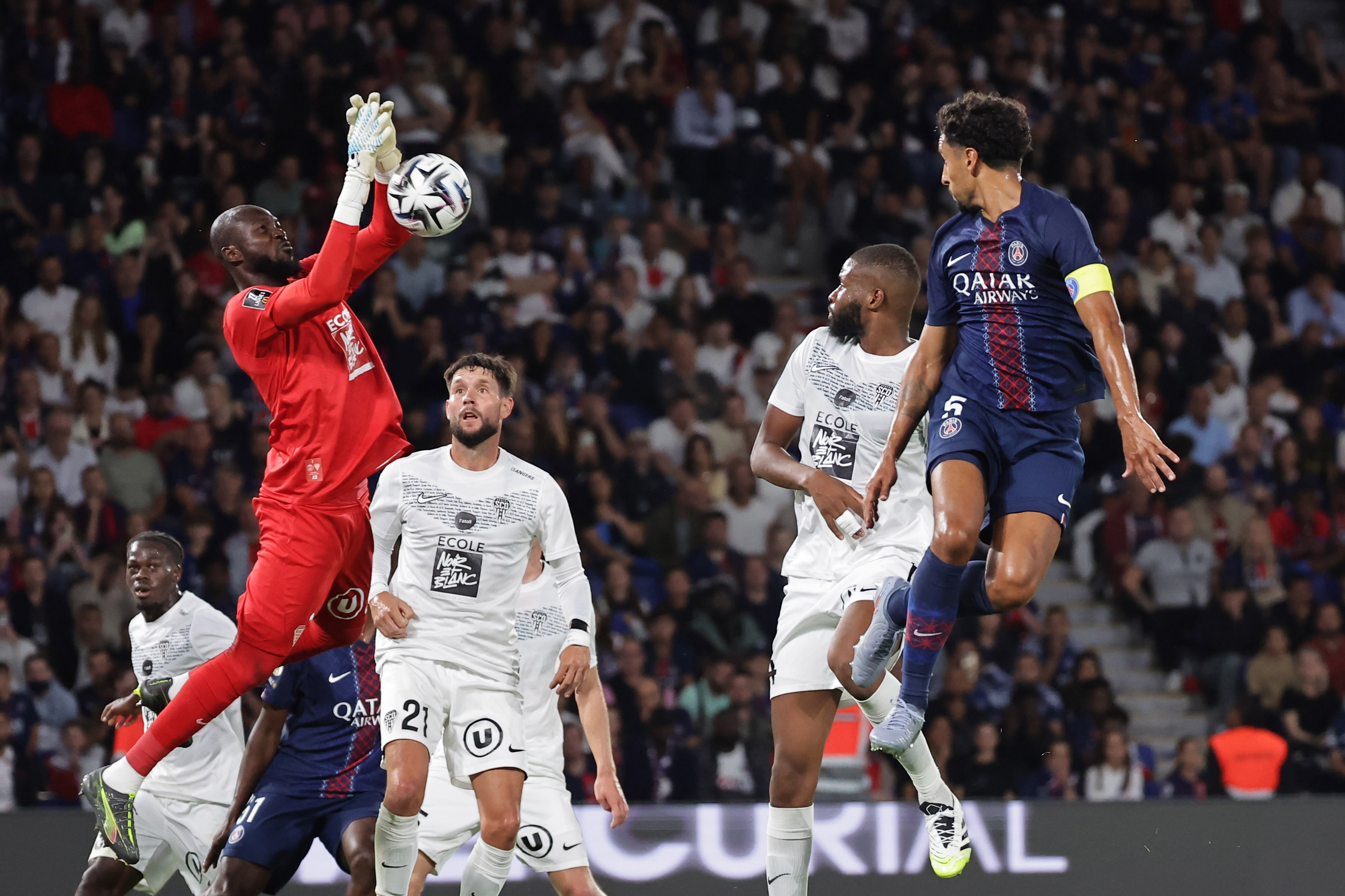 Willian Pacho brilla en su estreno con PSG y el equipo se mantiene ...