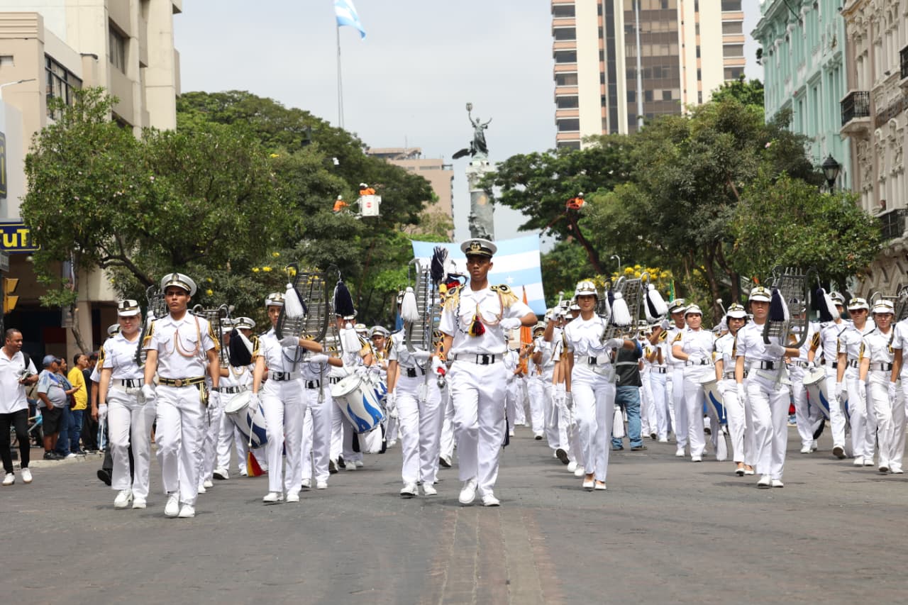 Fiestas de Guayaquil comenzaron con el tradicional desfile estudiantil
