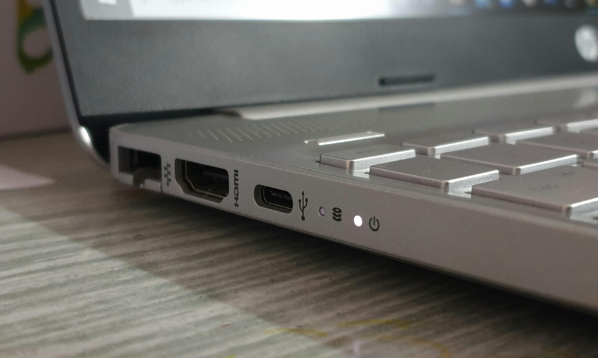 ¿Cómo puedo conectar mi celular al televisor con un cable HDMI?