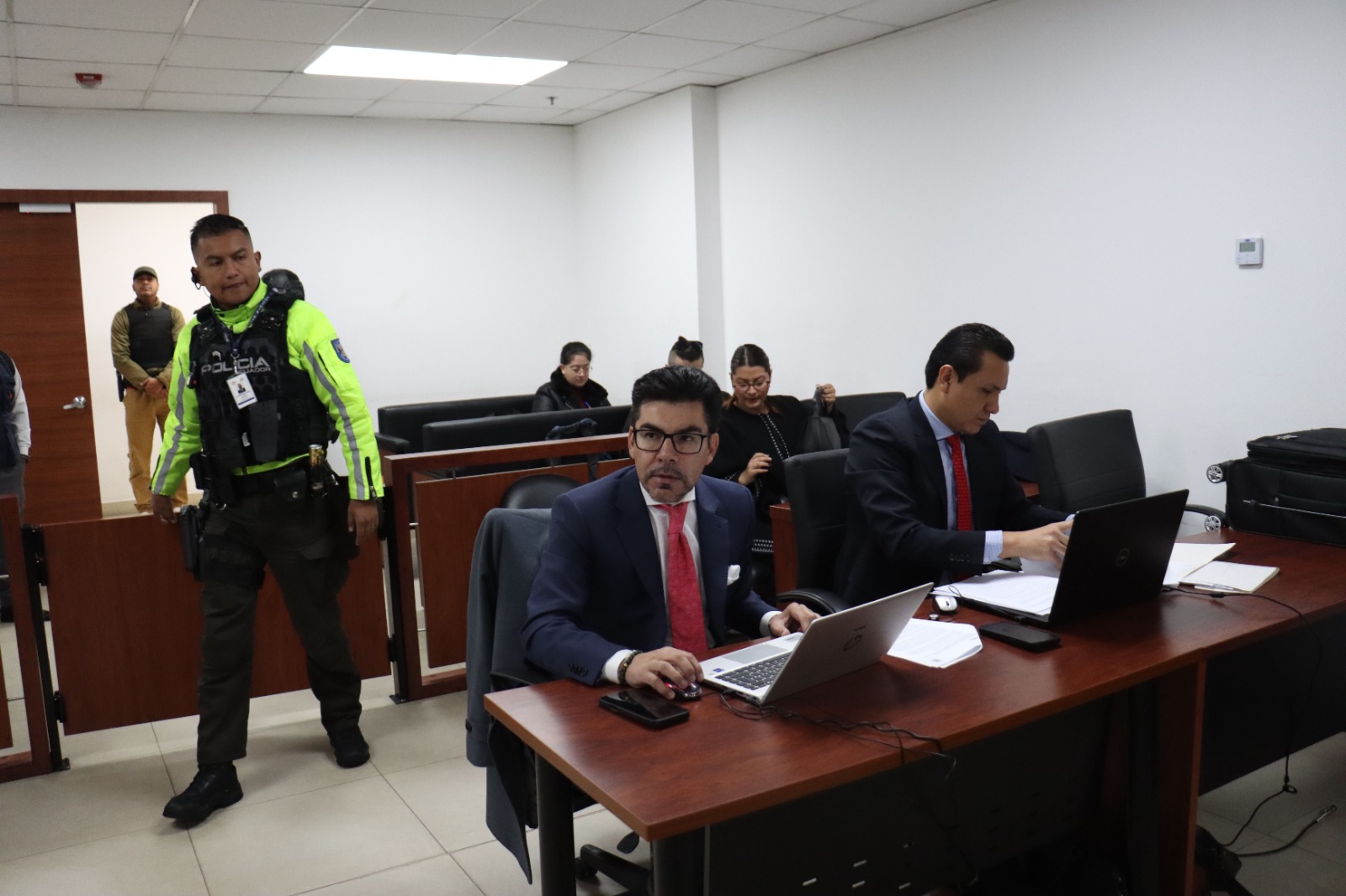 Carlos Alarcón asume la Fiscalía General y hereda casos de alto perfil