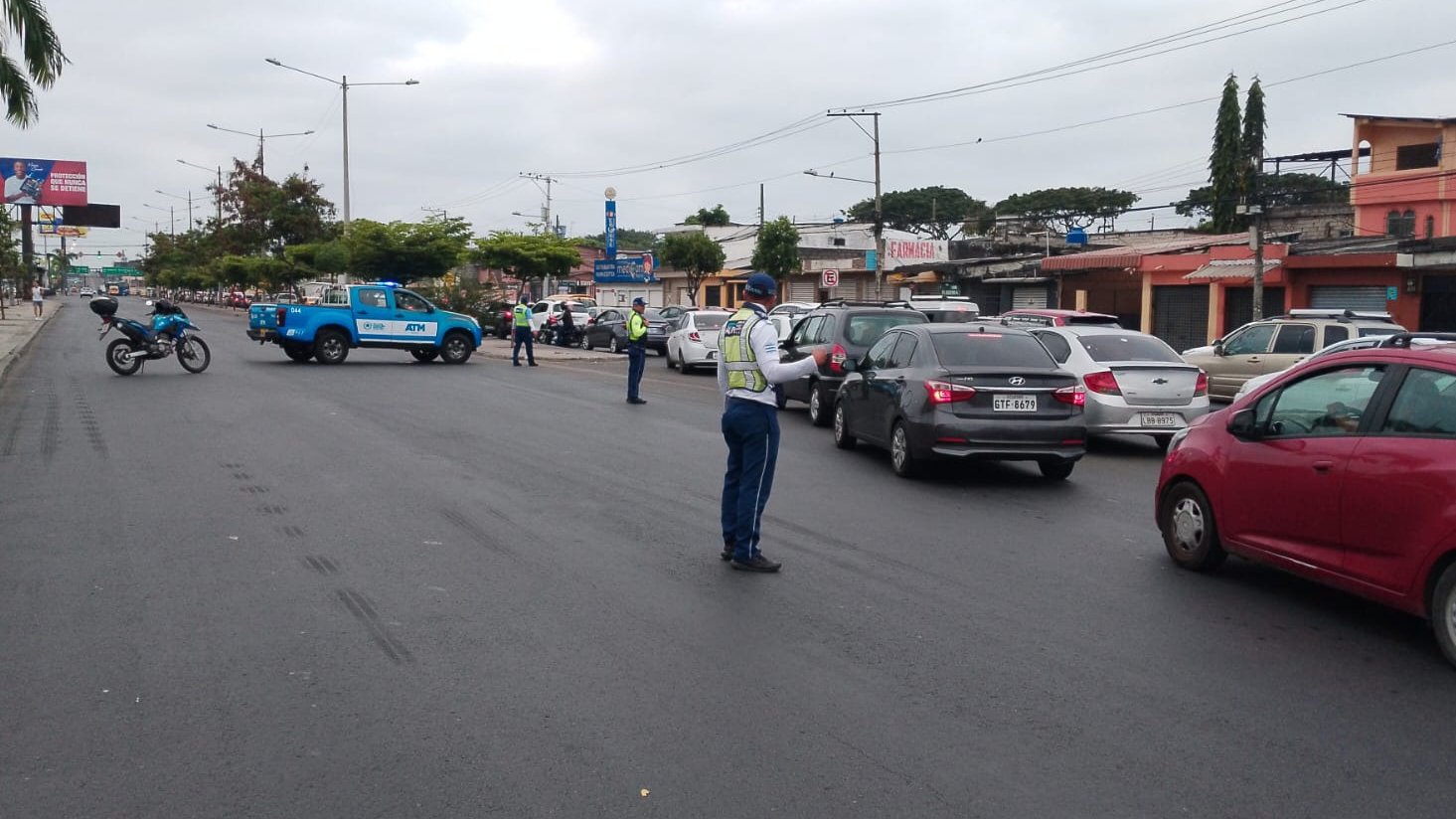 Cierran la av. 25 de Julio por inspección a un coche abandonado