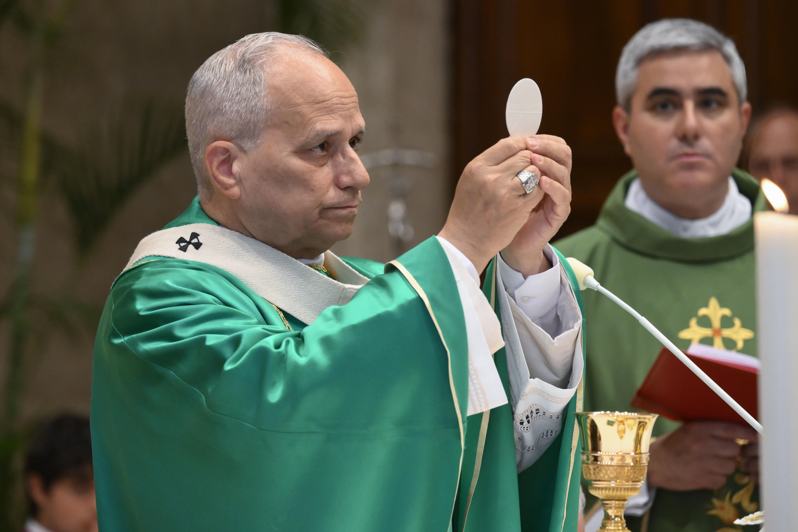 Curas DJ, monjas virales y templos virtuales: la fe entra con fuerza al ...