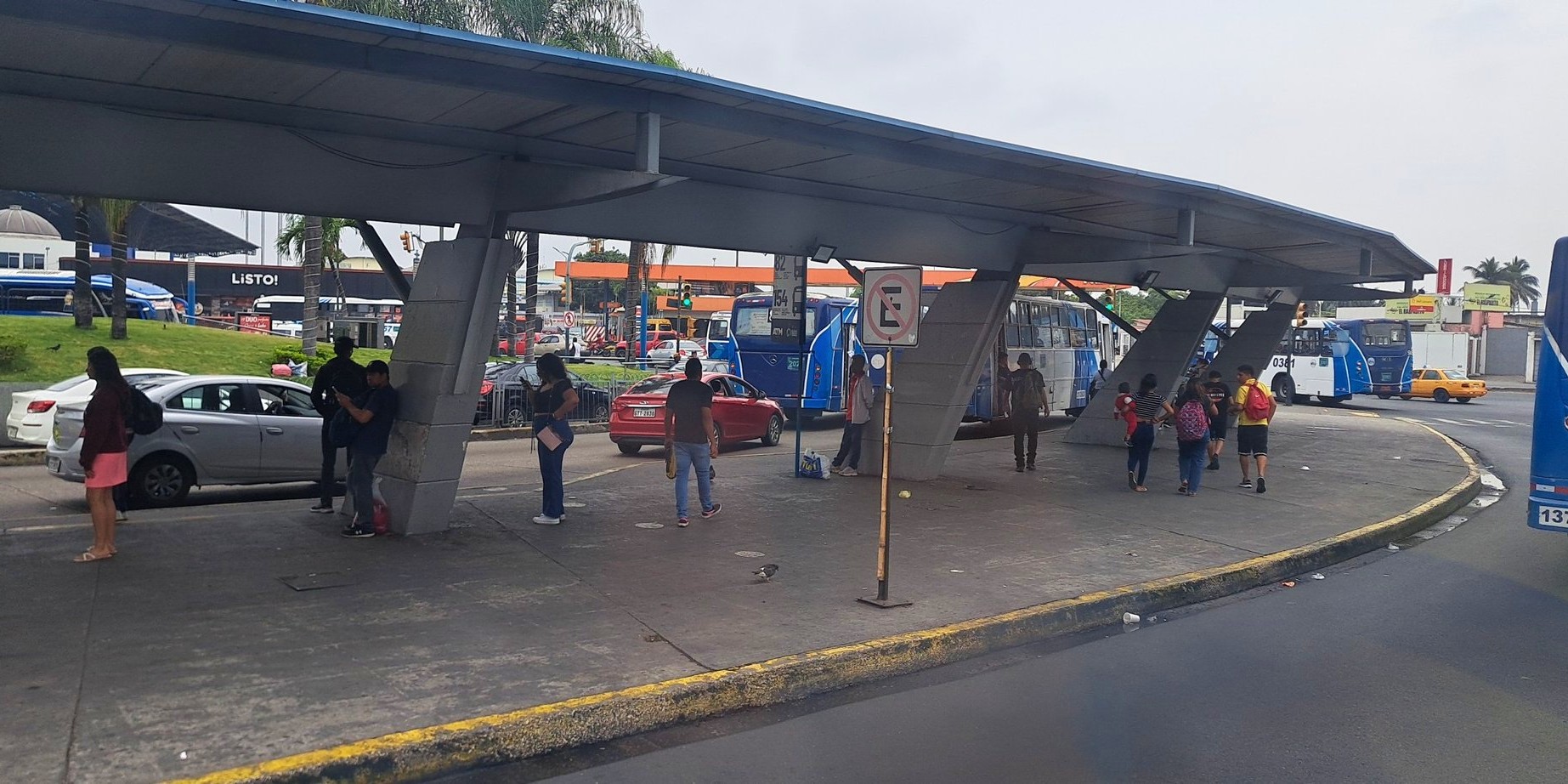 Vehículos en terminal terrestre Guayaquil: Falla control de ATM en ...