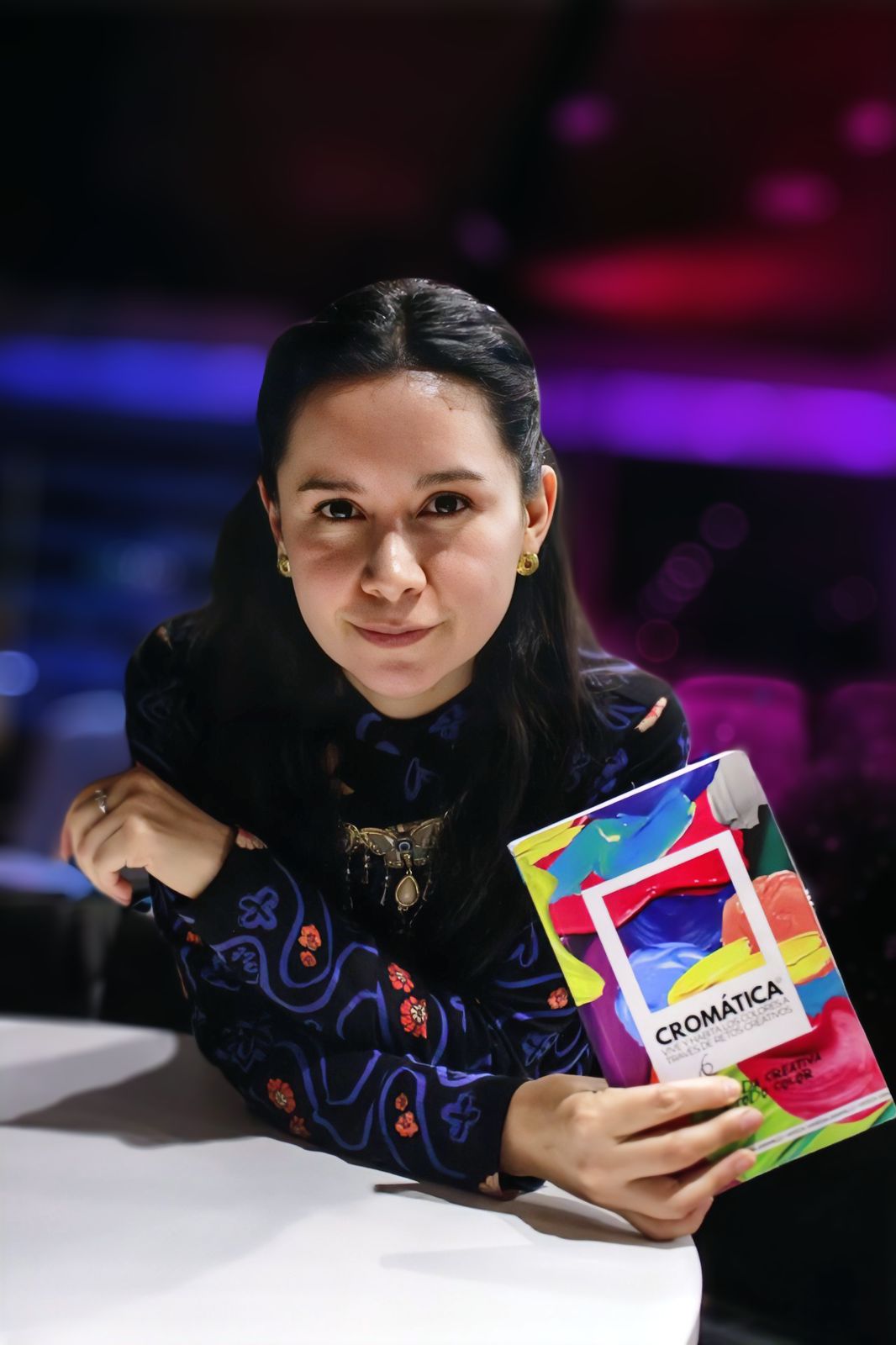 Vanessa Jaramillo presenta Cromática, un libro-objeto para activar la creatividad