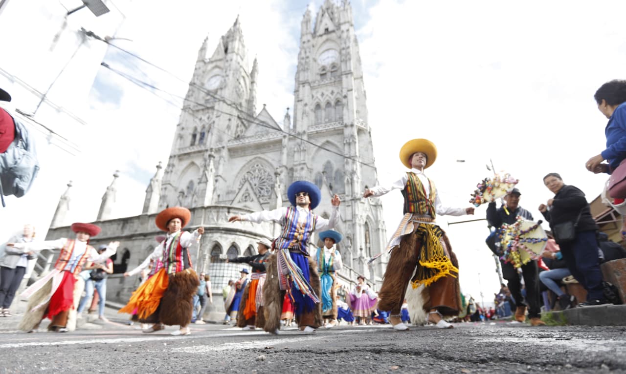 Canelazo: la bebida quiteña que pasó de tradición callejera a cóctel ...