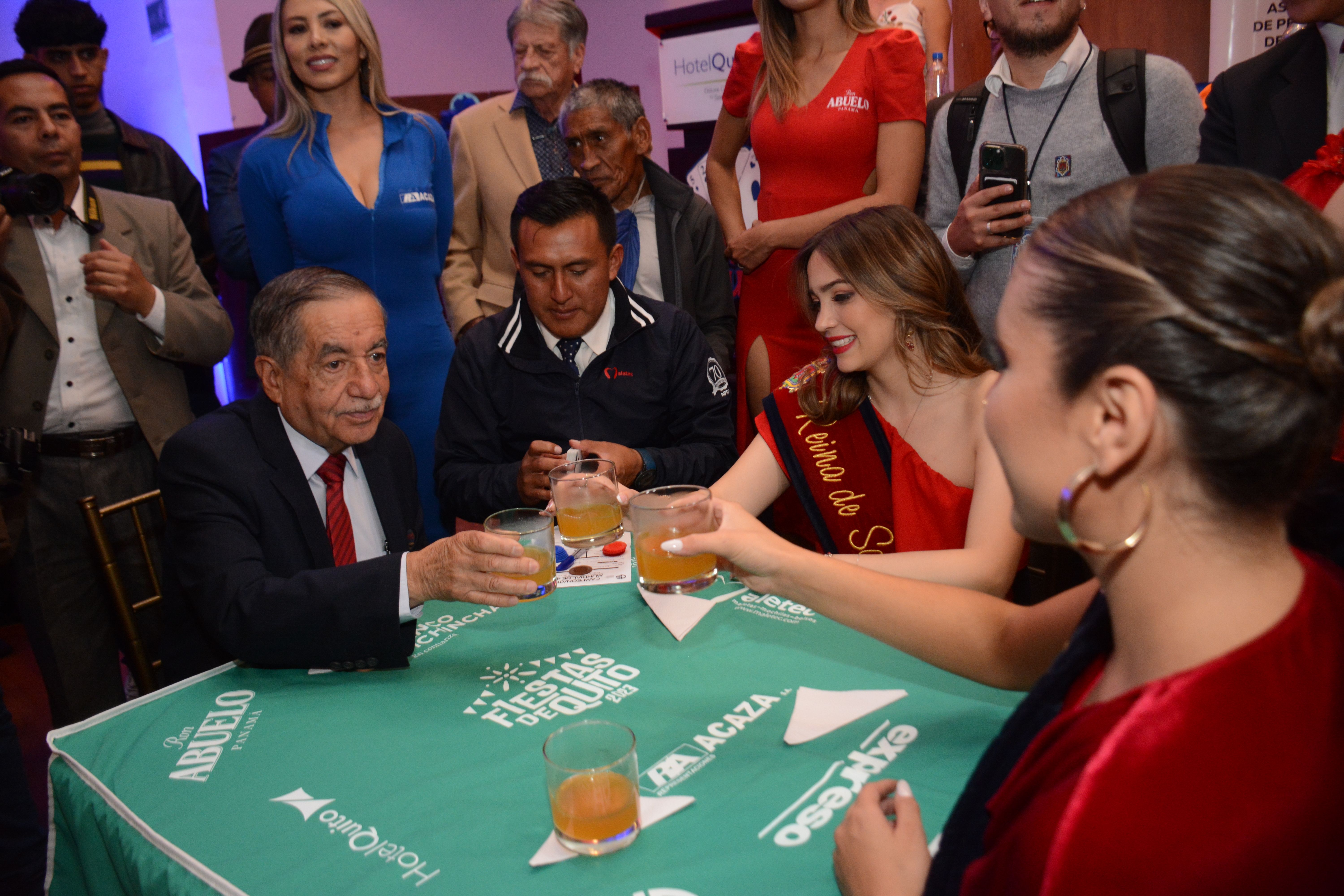 Canelazo: la bebida quiteña que pasó de tradición callejera a cóctel ...