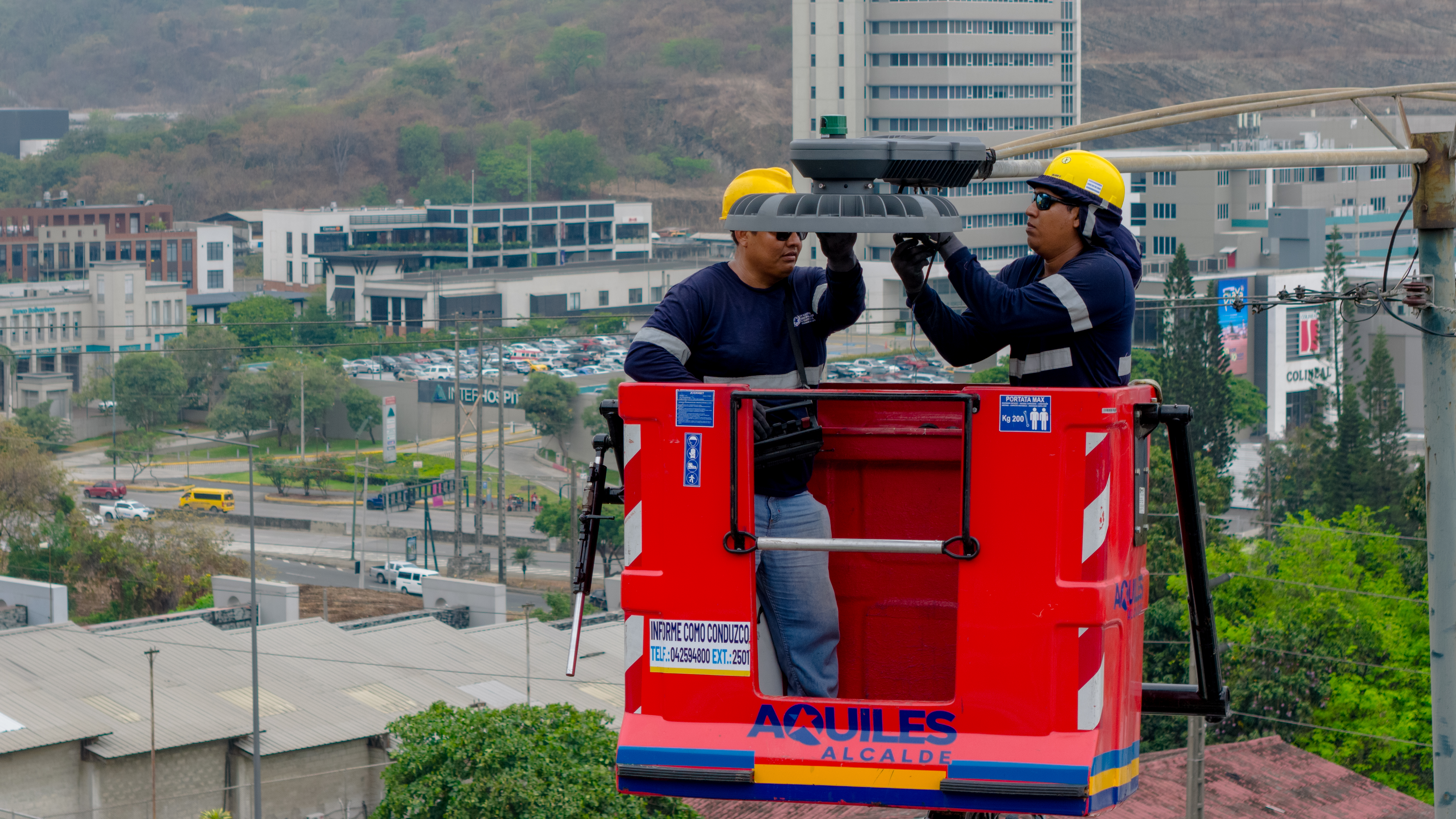Vía Perimetral: modernización de luminarias alcanza el 50% de avance