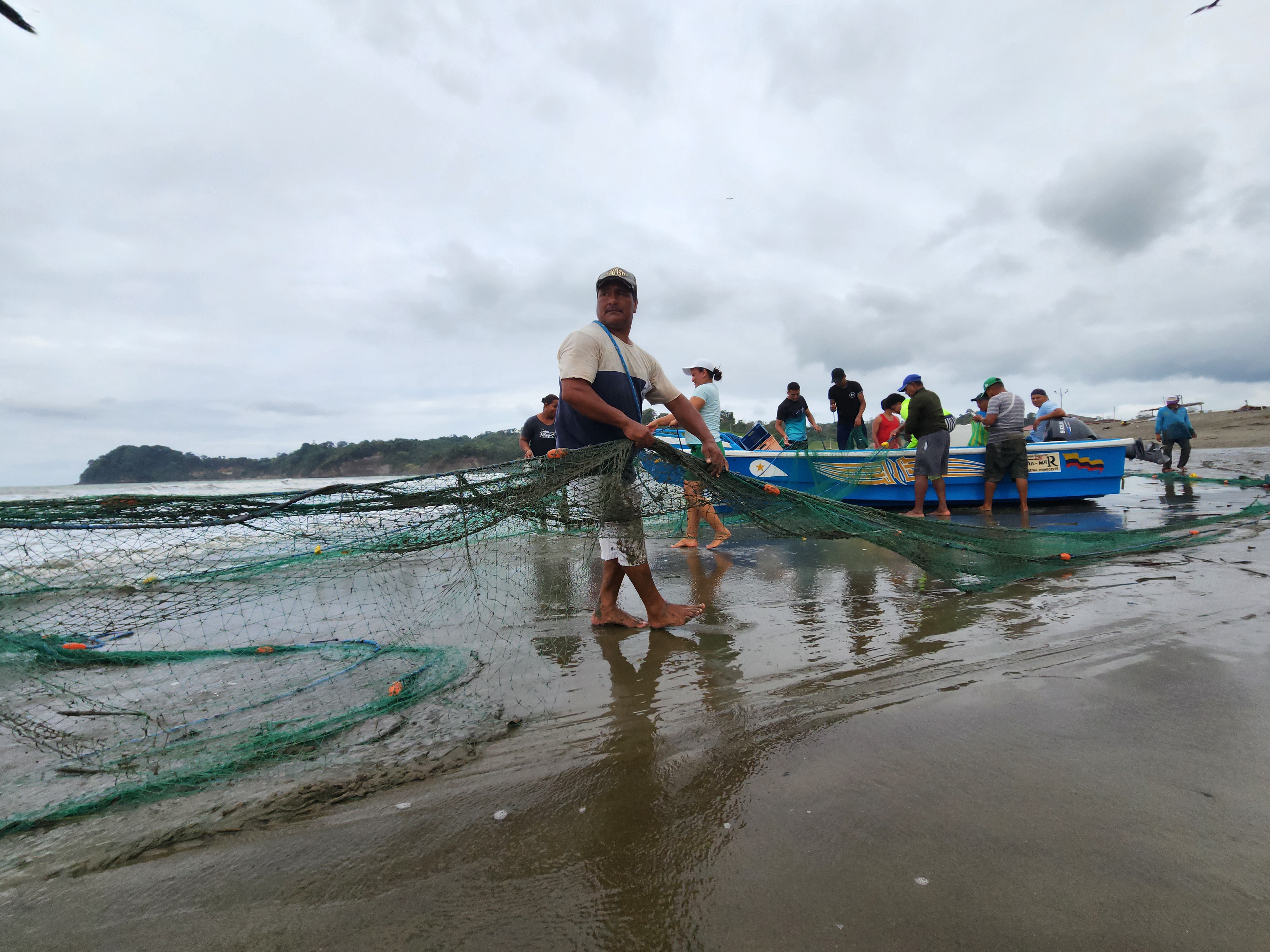 El chinchorro de Muisne, una labor colectiva frente al mar