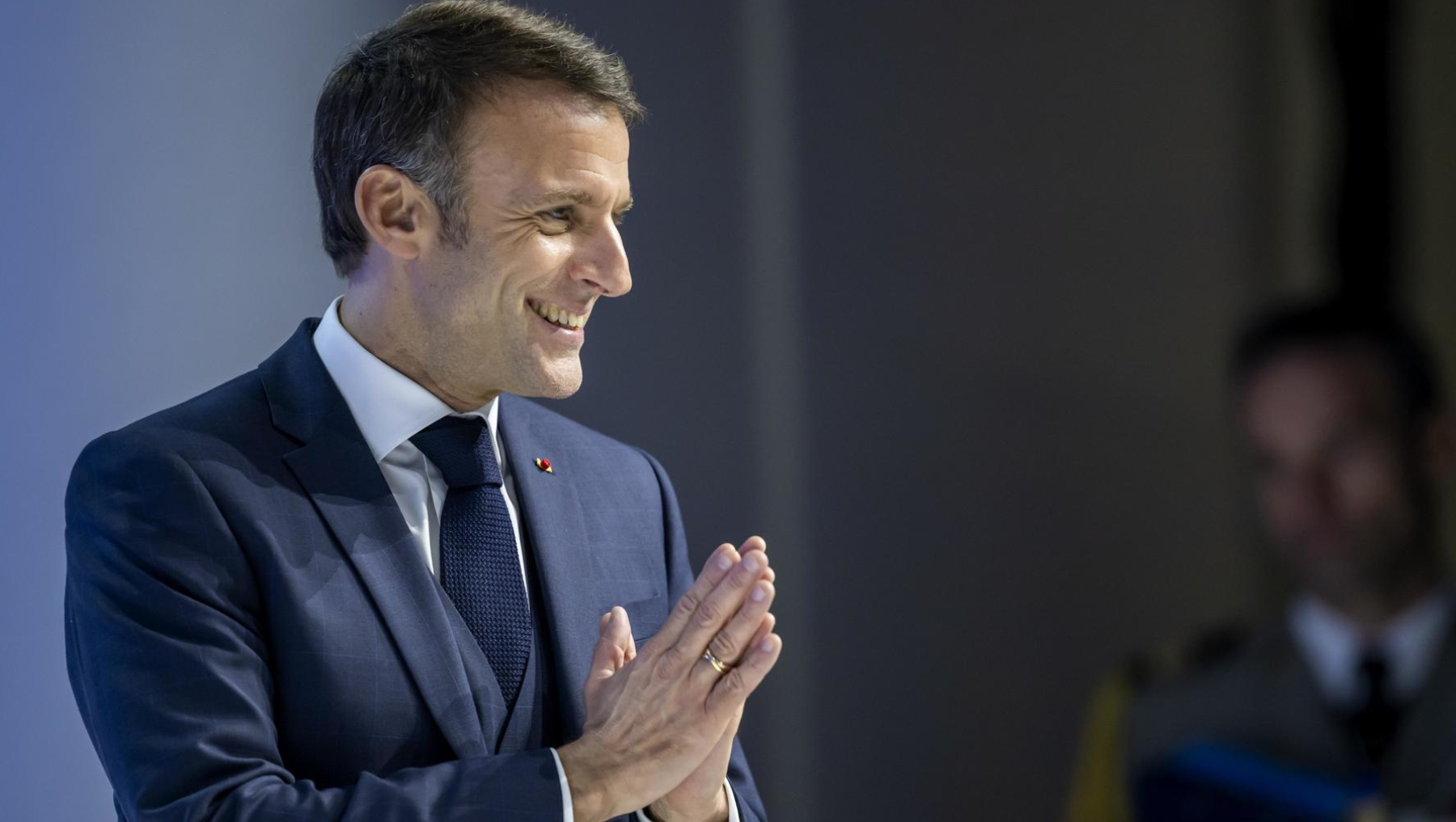 ¿Por qué Macron usa gafas de sol en Davos? El motivo médico tras su look