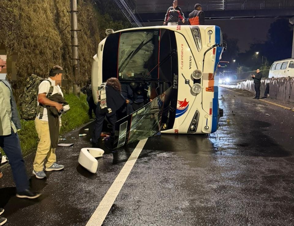 Dos accidentes en la av. Simón Bolívar dejan 20 heridos en Quito